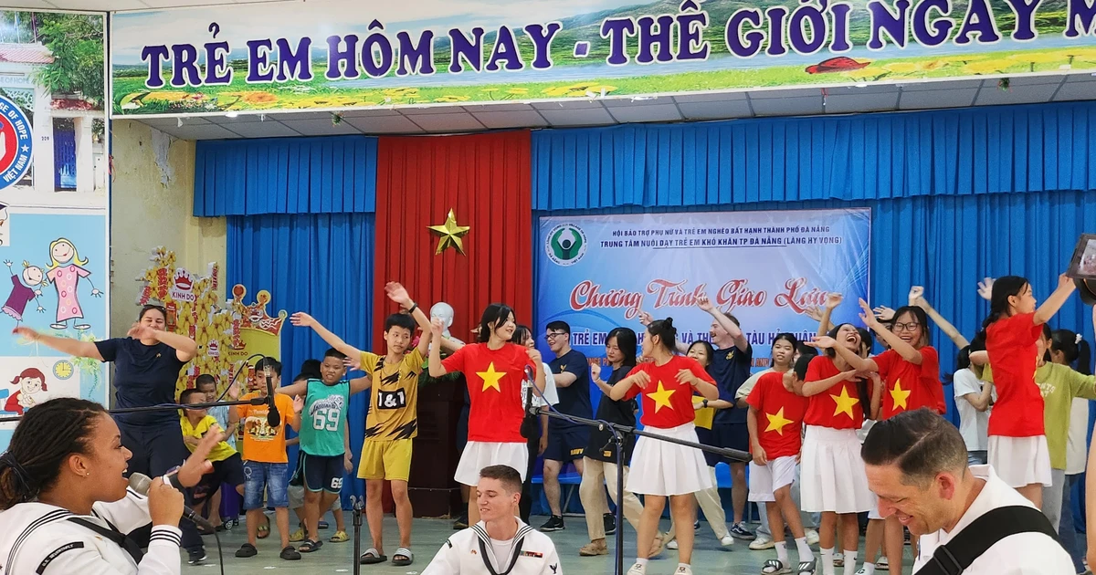Thủy thủ tàu sân bay Mỹ đàn hát, nhảy múa cùng trẻ mồ côi Đà Nẵng | Báo ...