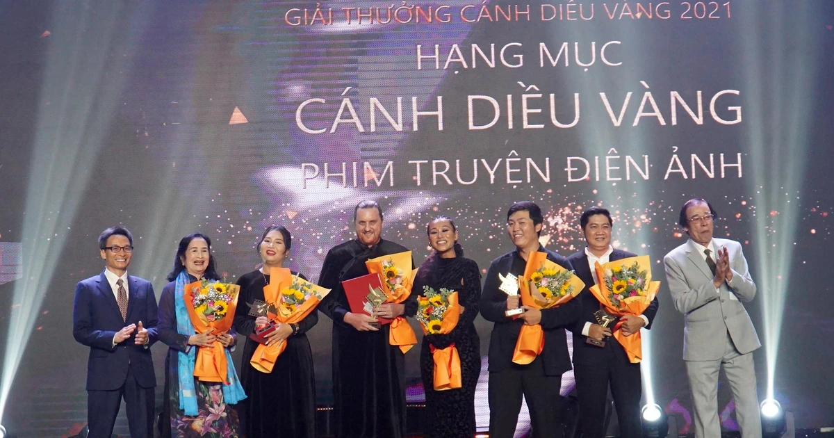 Đêm tối rực rỡ của đạo diễn Aaron Robert Toronto giành Cánh diều vàng ...