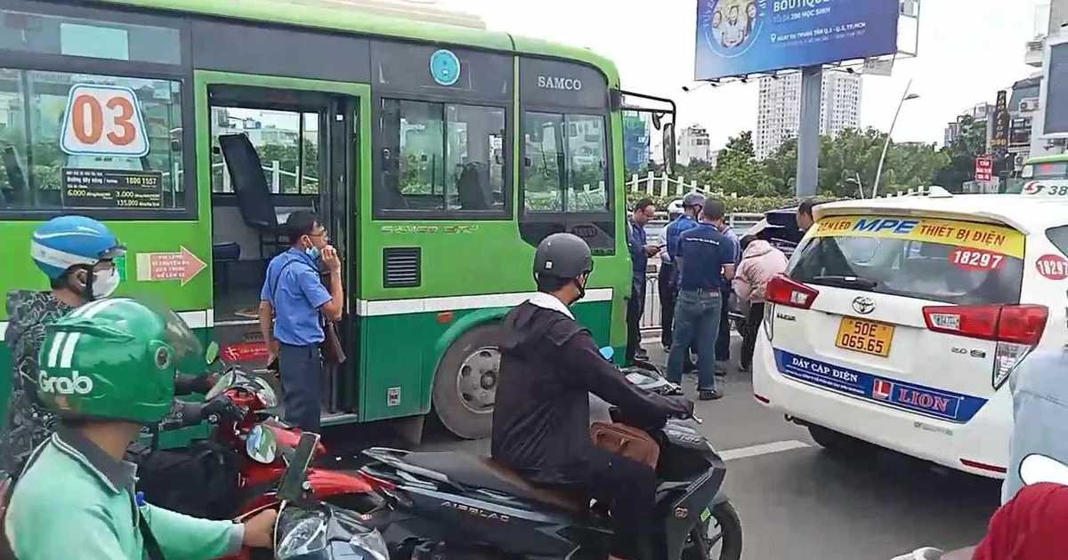 Xe buýt tông ô tô trên cầu Kiệu, giao thông ách tắc | Báo Pháp Luật TP ...