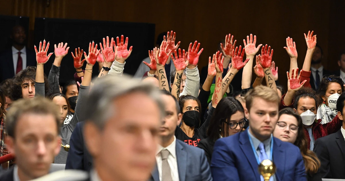 Dân Mỹ biểu tình phản đối khi 2 ông Austin, Blinken điều trần viện trợ ...