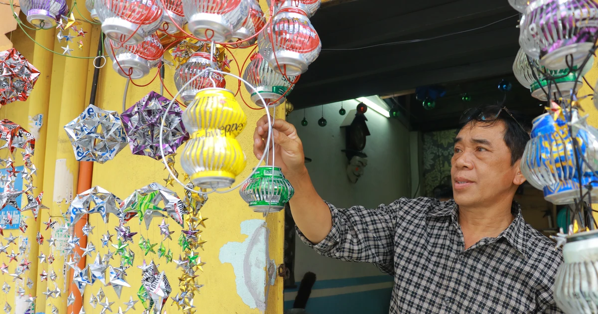 Người thợ sửa khóa biến vỏ lon thành lồng đèn độc lạ | Báo Pháp Luật TP ...