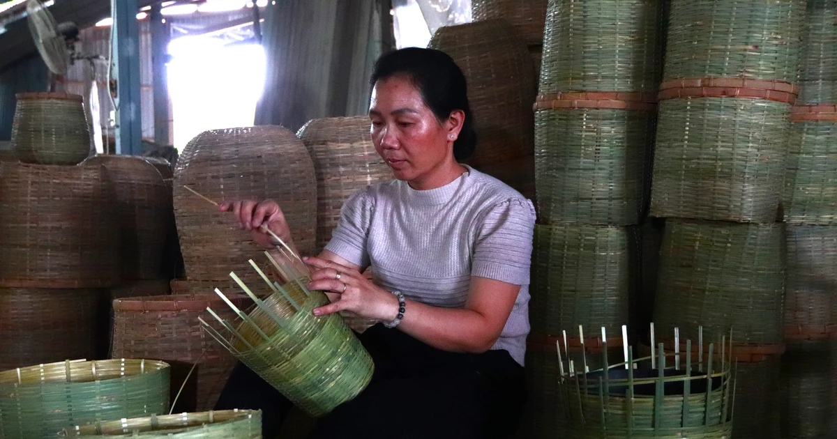 Làng nghề đan lát lâu đời tại TP.HCM nhộn nhịp cuối năm | Báo Pháp Luật ...
