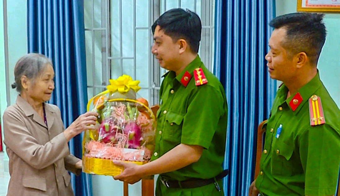 Cụ bà 75 tuổi giao nộp một khẩu súng ngắn kiểu dáng K54 | Báo Pháp Luật ...