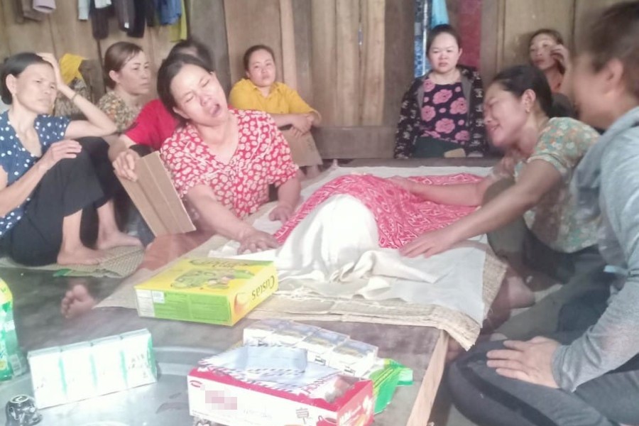 Xót xa bé gái 2 tuổi tử vong khi tắm trong bể phao mini tại nhà | Báo ...