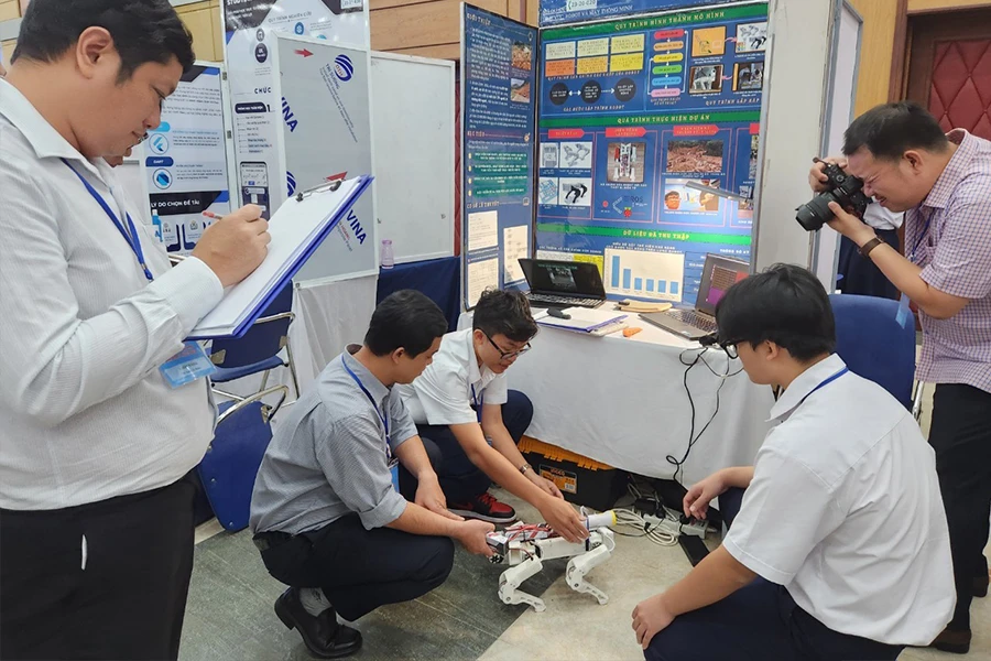 Bất ngờ robot cứu hộ, chẩn đoán ngộ độc… của học sinh TP.HCM | Báo Pháp ...