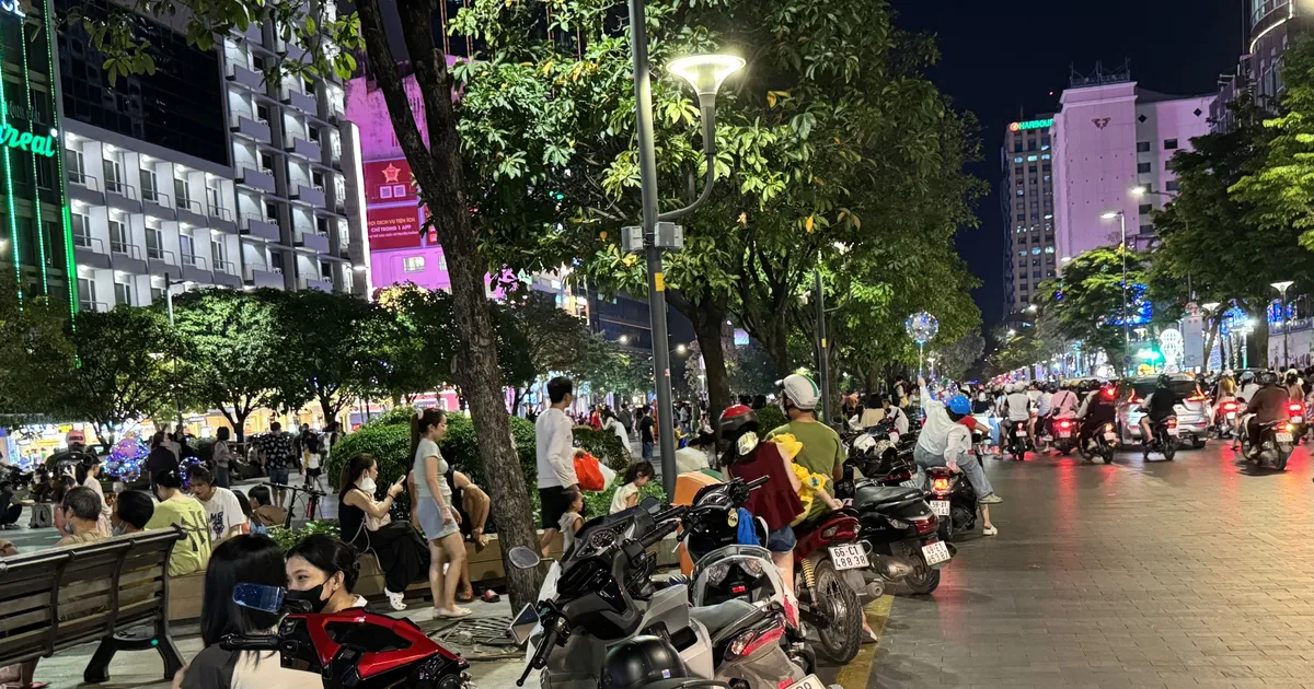 Người Dân đi Phố đi Bộ Nguyễn Huệ Sắp Hết Cảnh Vừa Chơi Vừa Giữ Xe Máy