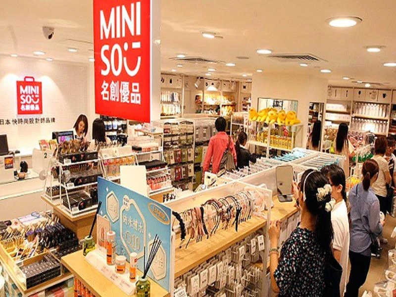 Đối thủ Mumuso dính 'bão' dư luận, CEO của Miniso rời ghế | Báo Pháp ...