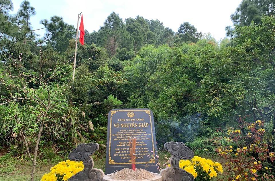 Hoạt động viếng mộ Đại tướng Võ Nguyên Giáp mở cửa trở lại | Báo Pháp ...