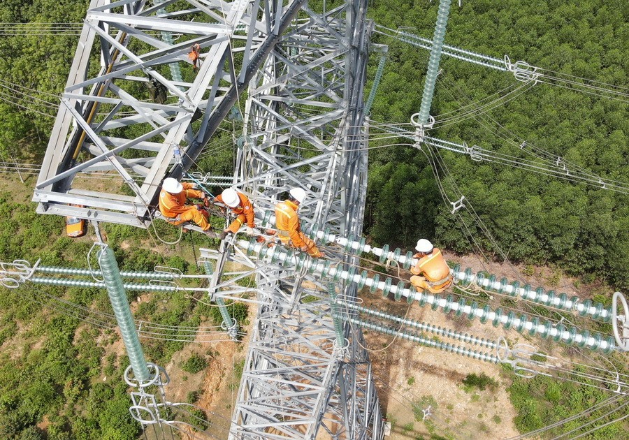 EVNNPT khẩn trương triển khai đường dây 500 kV mạch 3 đảm bảo điện cho miền Bắc | Báo Pháp Luật ...