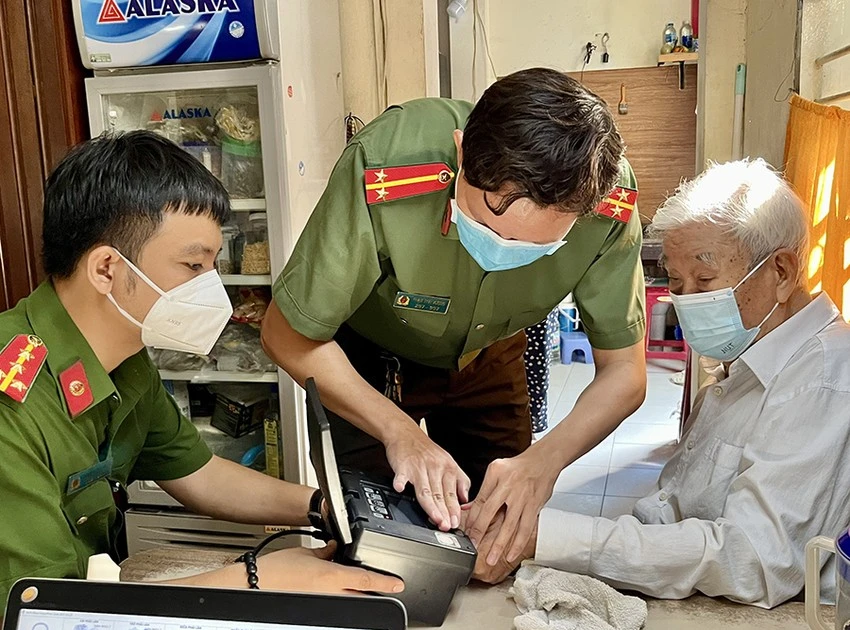 TP.HCM: Công an mở đợt cao điểm cấp CCCD cho người thường trú, tạm trú ...