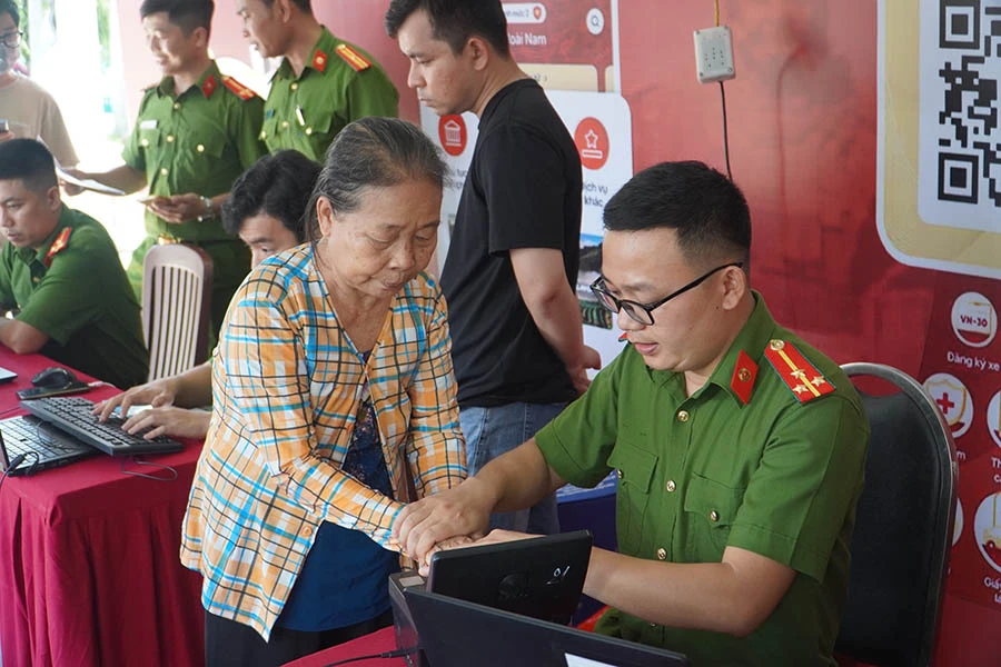 Công an Quảng Nam vào tận TP.HCM làm CCCD cho người dân | Báo Pháp Luật ...