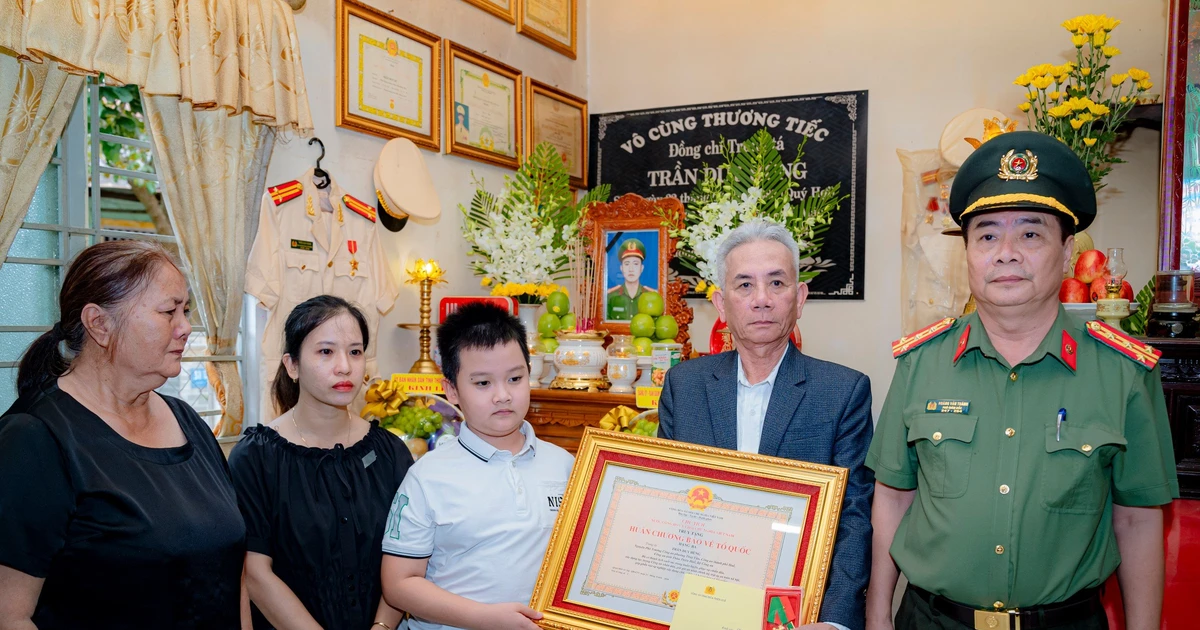 Truy tặng Huân chương Bảo vệ Tổ quốc hạng Ba cho nguyên Phó trưởng Công ...