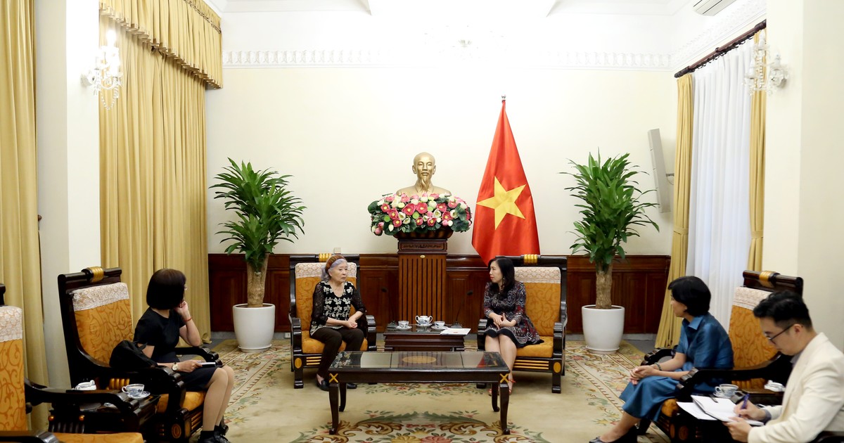 Thứ trưởng Bộ Ngoại giao tiếp bà Trần Tố Nga, kiều bào Pháp | Báo Pháp Luật TP. Hồ Chí Minh