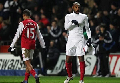 Henry cãi cọ với cổ động viên Arsenal | Báo Pháp Luật TP. Hồ Chí Minh