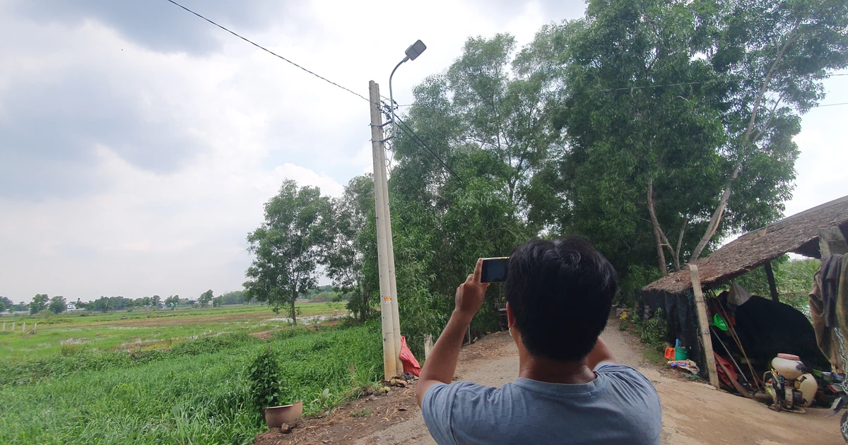 Nhiều người chỉ biết đứng nhìn người đàn ông bị điện giật, chết trên ...