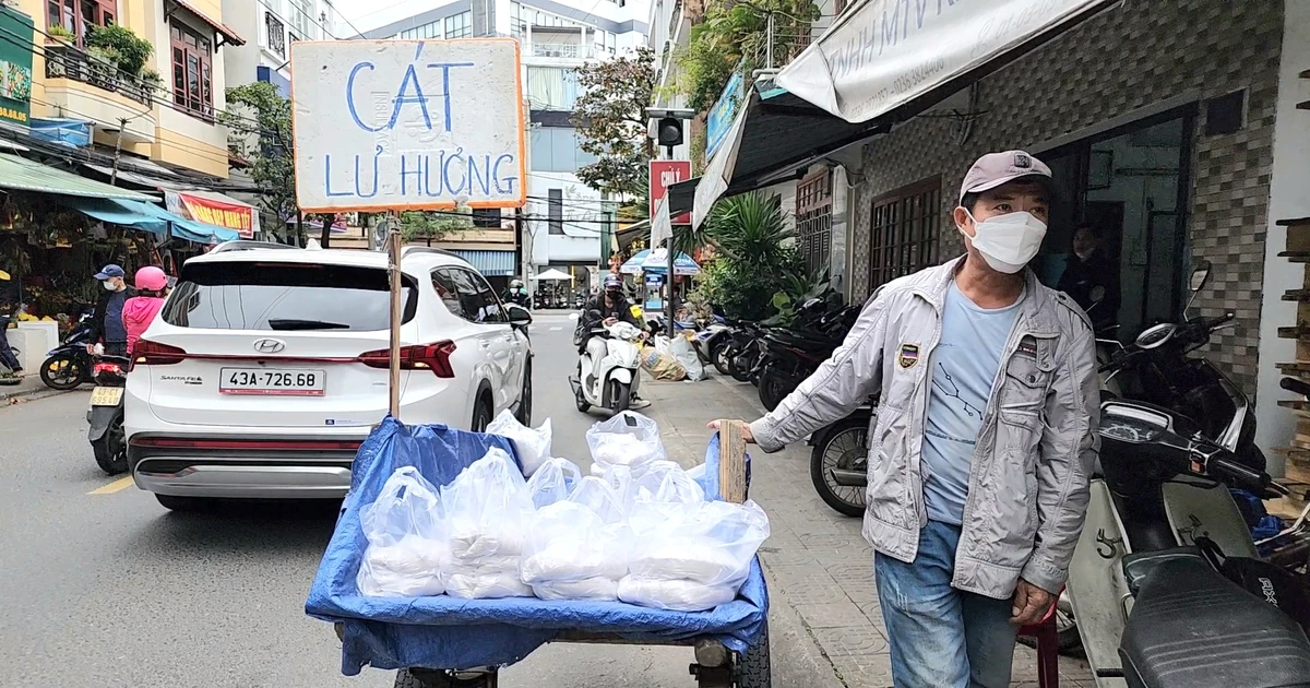 Kéo xe quanh phố bán cát lư hương ngày Tết | Báo Pháp Luật TP. Hồ Chí Minh