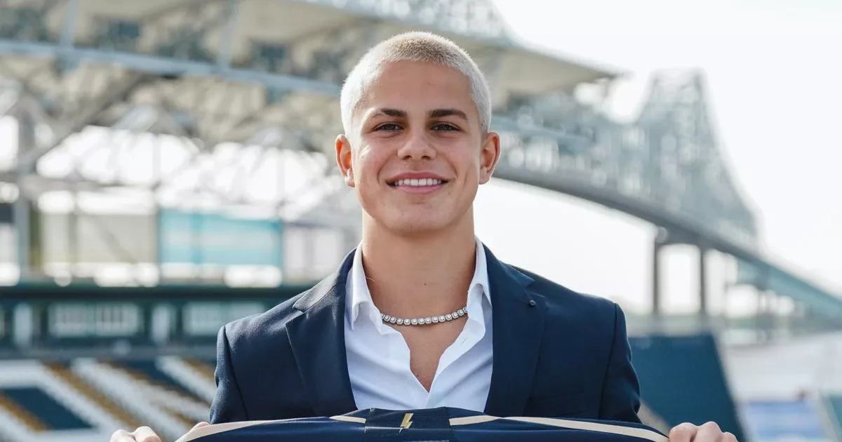 Man City ký hợp đồng với thần đồng 14 tuổi trong thỏa thuận độc đáo ...