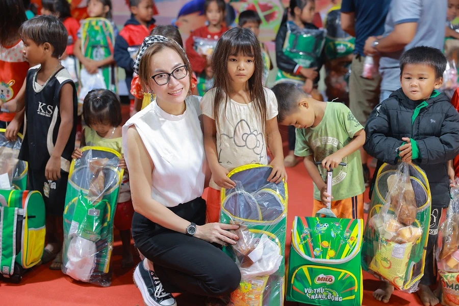 Qùa trung thu, sinh kế làm ăn đến bà con Ma Coong trên dãy Trường Sơn ...