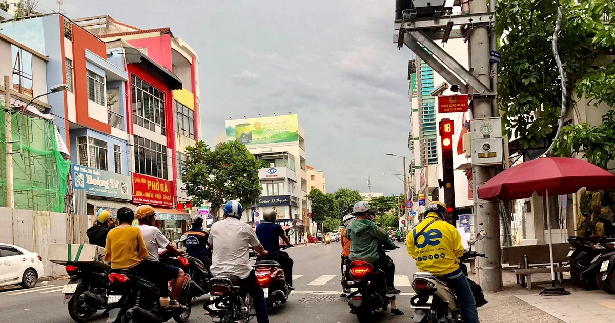 Dừng xe đè lên vạch kẻ khi chờ đèn đỏ có bị xử phạt? | Báo Pháp Luật TP ...