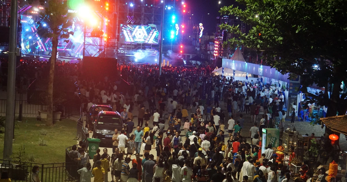 Biển người đổ về đầm Thị Nại tham gia Amazing Binh Dinh Fest 2024 | Báo ...