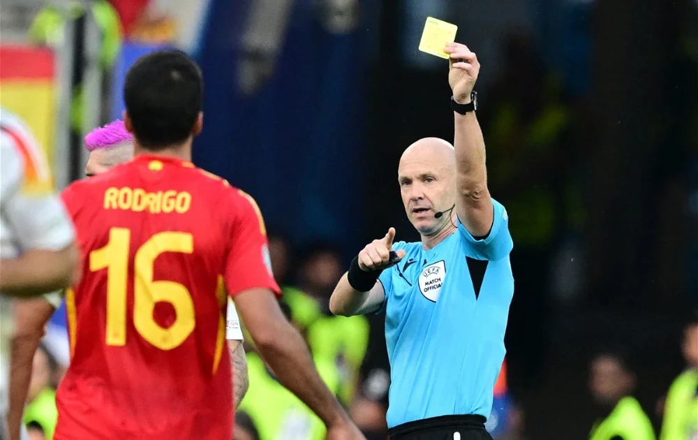 Trọng tài Anthony Taylor lĩnh bao nhiêu và vì sao không được phân công ...