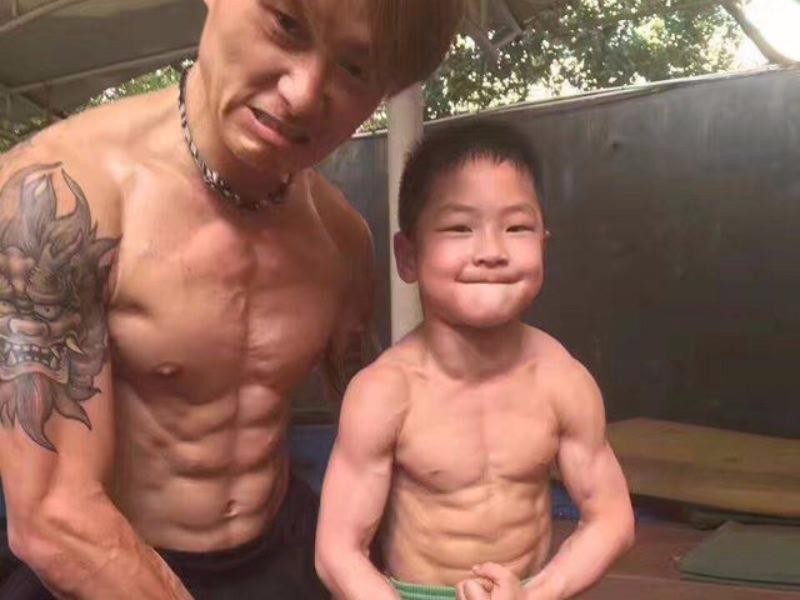 Choáng với bé trai 7 tuổi có cơ bắp cuồn cuộn | Báo Pháp Luật TP. Hồ ...