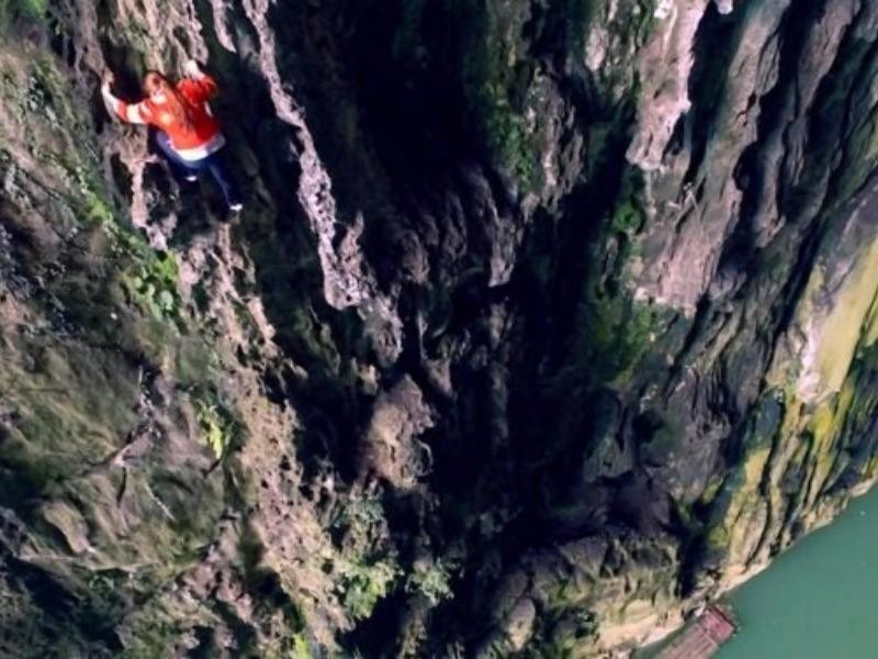 Nữ người nhện, leo vách đá 100m để kiếm sống | Báo Pháp Luật TP. Hồ Chí ...