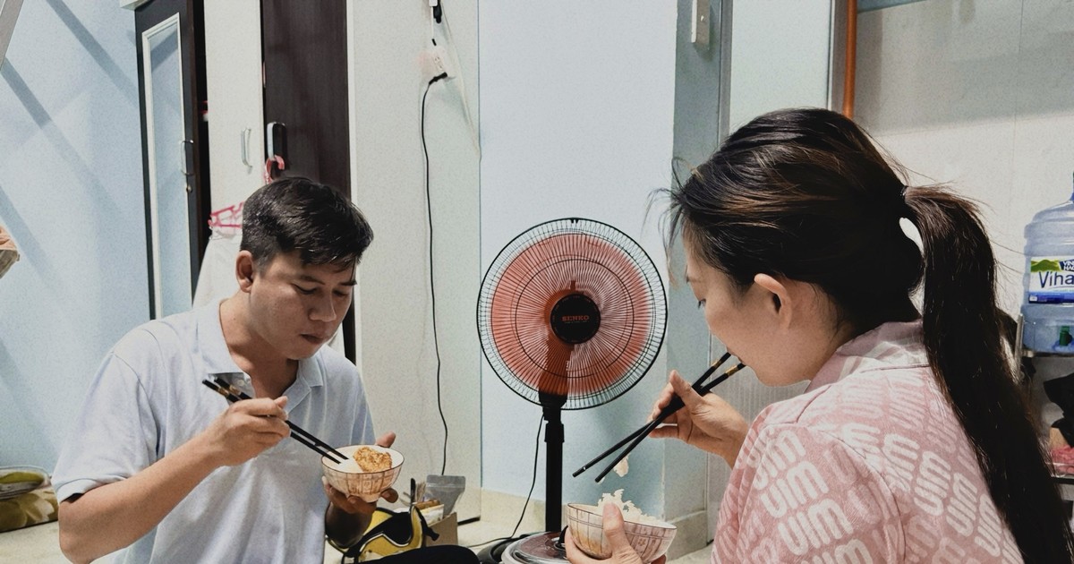 Thu nhập giảm sút, lao động ngậm ngùi đón Tết xa quê | Báo Pháp Luật TP. Hồ Chí Minh