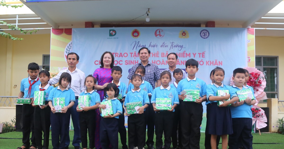 Báo Dân trí tặng hàng trăm thẻ bảo hiểm y tế cho học sinh nghèo ở Tây ...