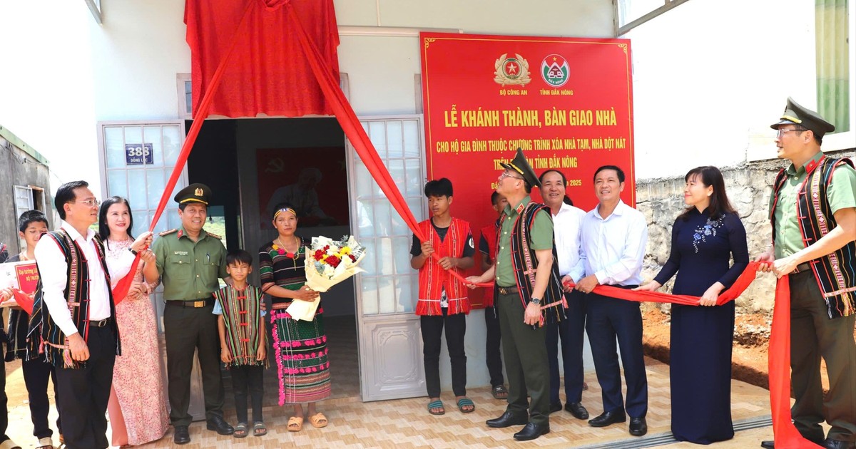 Bộ Công an chung tay xóa 500 nhà tạm, nhà dột nát ở Đắk Nông | Báo Pháp ...