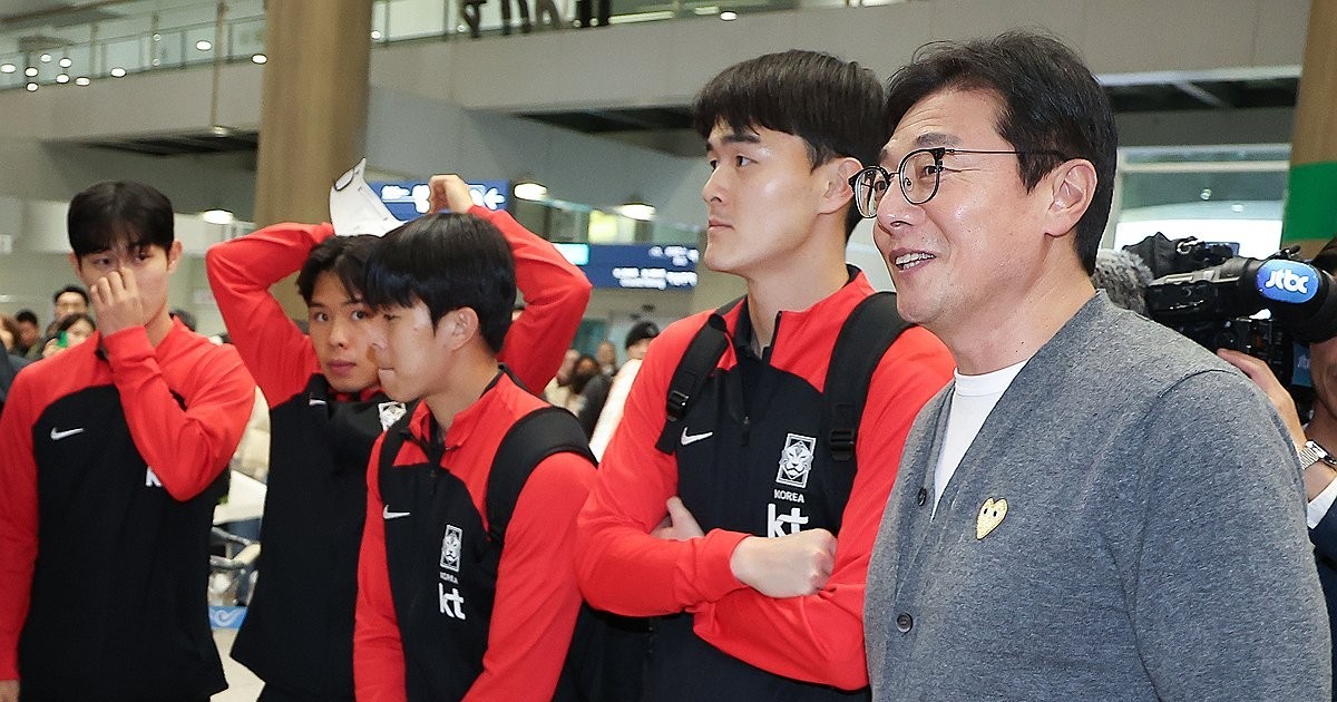 HLV Hwang Sun-hong hết “xay lúa đến bồng em” | Báo Pháp Luật TP. Hồ Chí ...