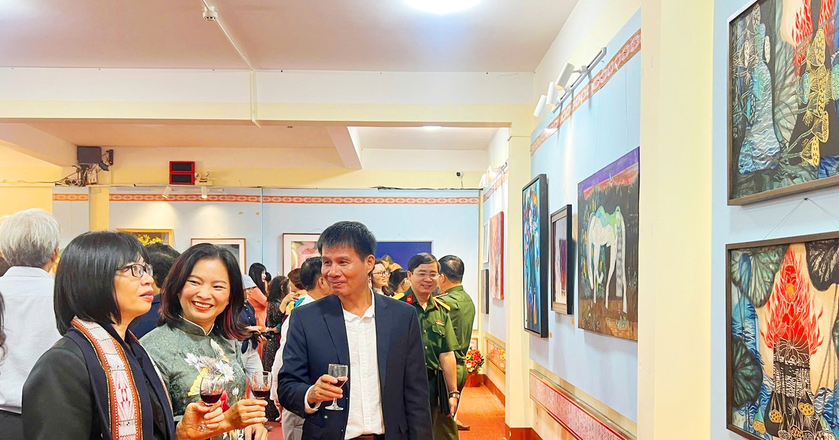 Triển lãm mỹ thuật 'Về miền đất đỏ' mừng Ngày Phụ nữ Việt Nam 20-10 ...