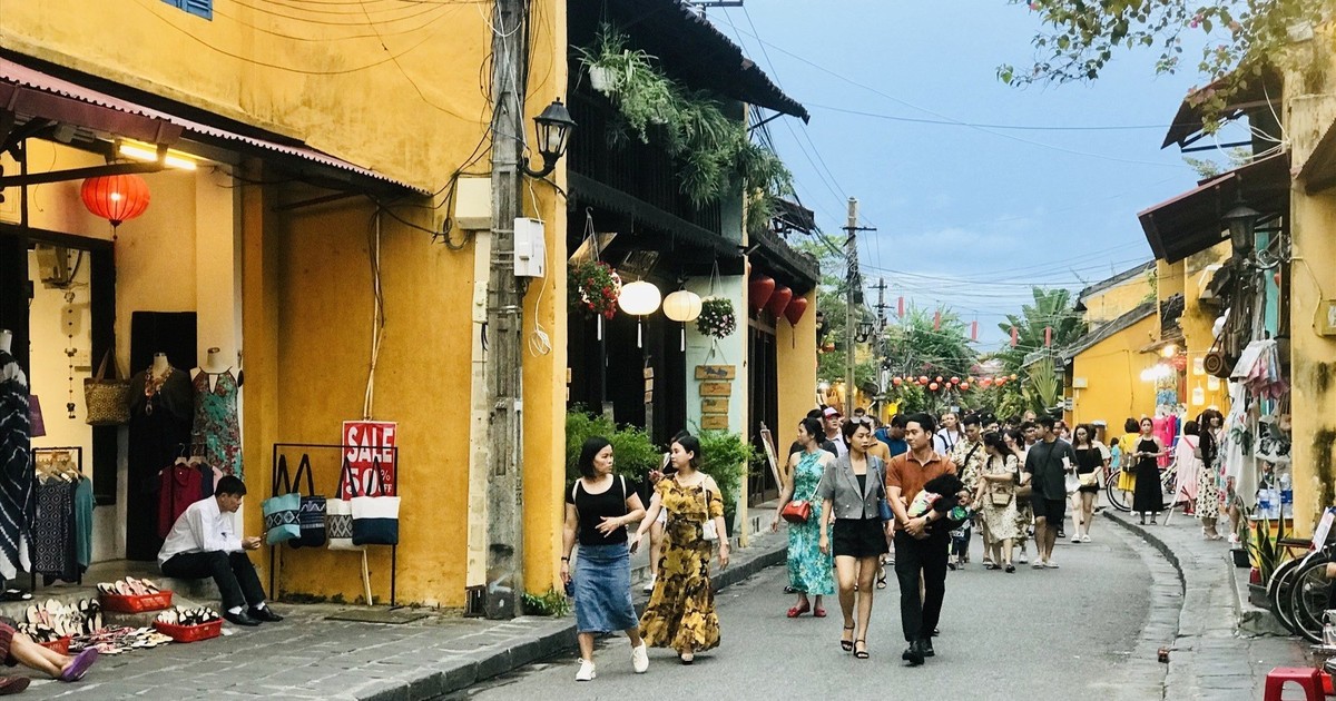 Hội An lùi thời gian phân luồng du khách vào phố cổ | Báo Pháp Luật TP ...