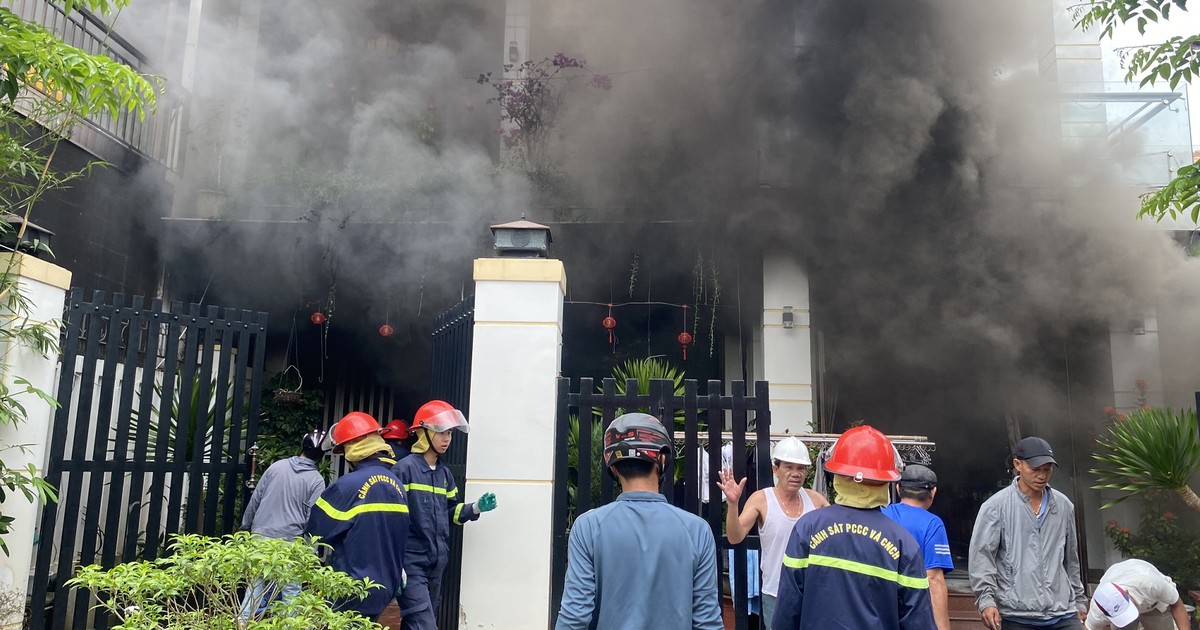 Chồng dùng dao tấn công vợ trọng thương rồi tự đốt nhà | Báo Pháp Luật ...