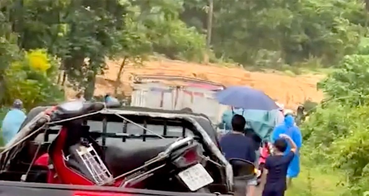 Khoảnh khắc sạt lở quả đồi, đất đá tràn xuống quốc lộ 40B | Báo Pháp Luật TP. Hồ Chí Minh