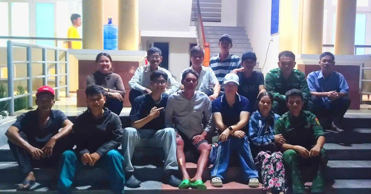 Video: Ngư dân được cứu sau 24 giờ lênh đênh trên biển | Báo Pháp Luật ...