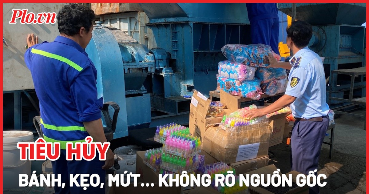 Cận cảnh tiêu hủy 766kg bánh, kẹo, mứt… không rõ nguồn gốc, xuất xứ ...