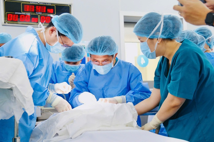 Cứu sống em bé bị suy tim bào thai nặng trong bụng mẹ | Báo Pháp Luật ...