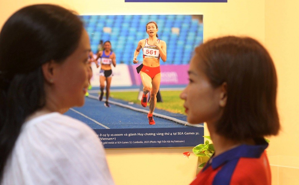 VĐV Nguyễn Thị Oanh trao tặng bộ đồ tập thể thao cho Bảo tàng lịch sử ...