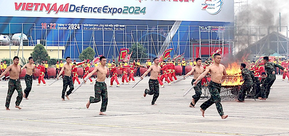 Chiến sĩ đấu võ, vượt qua vòng lửa tại Triển lãm Quốc phòng quốc tế ...