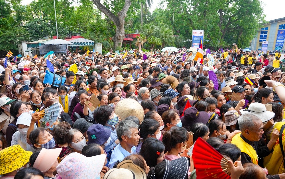 Chùa Quán Sứ mở cửa xuyên đêm để người dân chiêm bái xá lợi Phật | Báo Pháp Luật TP. Hồ Chí Minh