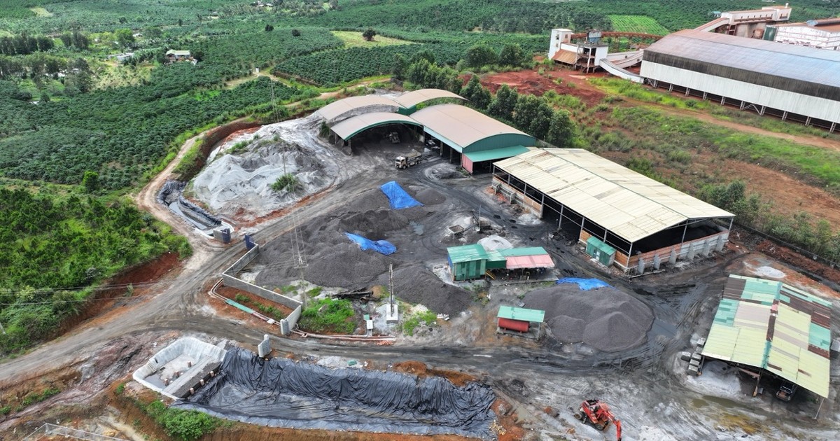 Người dân đứng ngồi không yên vì lo ô nhiễm từ kho xỉ than cạnh nhà máy Alumin | Báo Pháp Luật ...