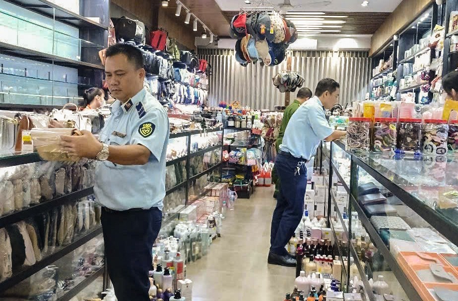 Phú Yên: Thu giữ hơn 900 mỹ phẩm, túi xách... không rõ nguồn gốc trong ...