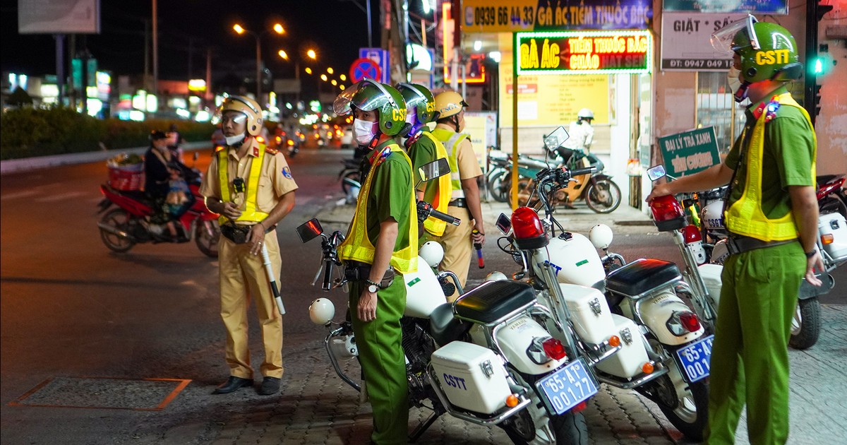 Vi phạm nồng độ cồn bị lập biên bản: 'Có ai gọi anh chưa?' | Báo Pháp ...