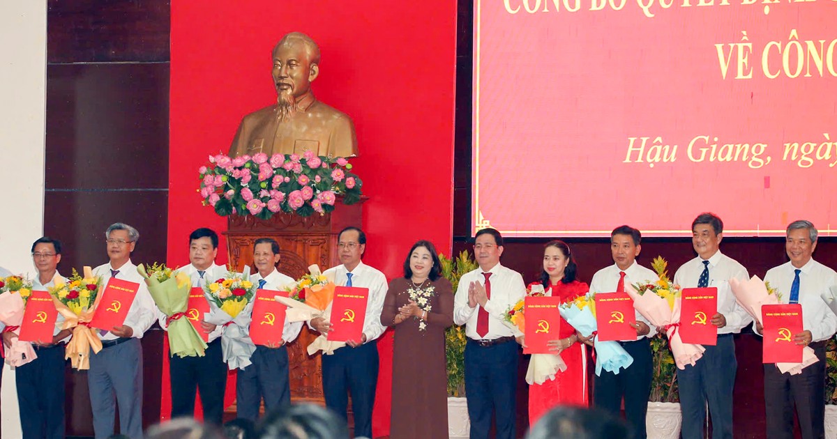 32 lãnh đạo sở, ban, ngành tỉnh Hậu Giang nghỉ hưu trước tuổi | Báo ...