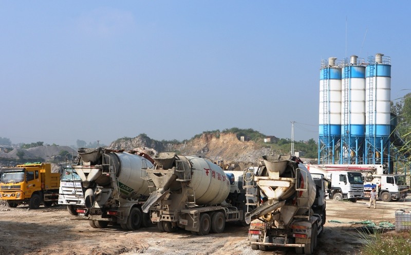 Mỏ đá chưa hoàn thổ lại 'mọc' trạm bê tông lụi | Báo Pháp Luật TP. Hồ ...