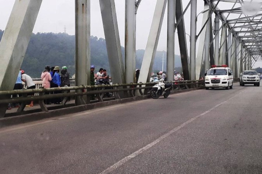 Để xe trên cầu Bến Thủy, thanh niên nhảy xuống sông Lam rồi kêu cứu ...