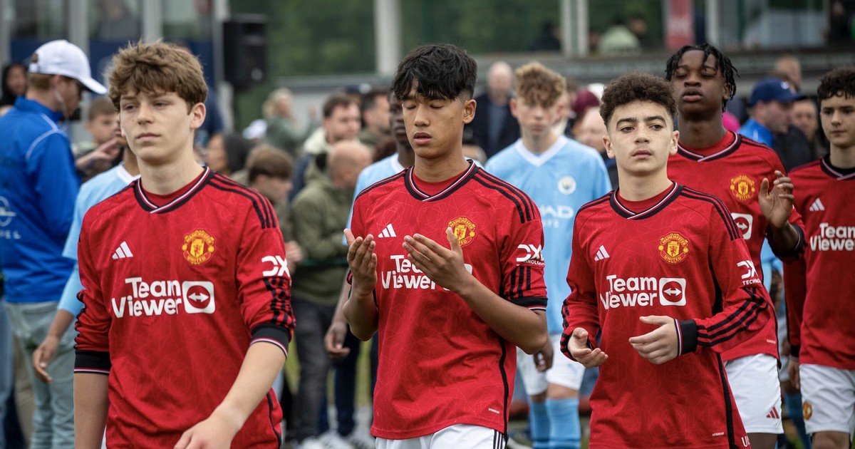 Tài năng trẻ gốc Việt Jariyah Shah gây sốt trong màu áo Man United ...