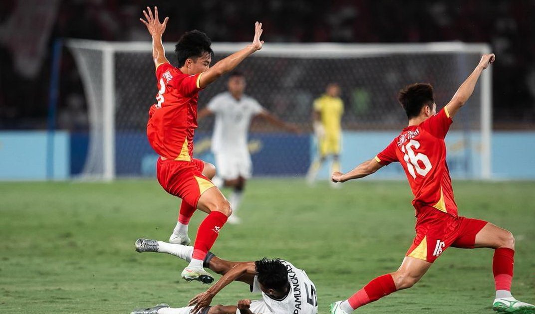 Thua Việt Nam, HLV Vanenburg mất ghế ở tuyển U-23 Indonesia tại SEA Games 33 | Báo Pháp Luật TP ...
