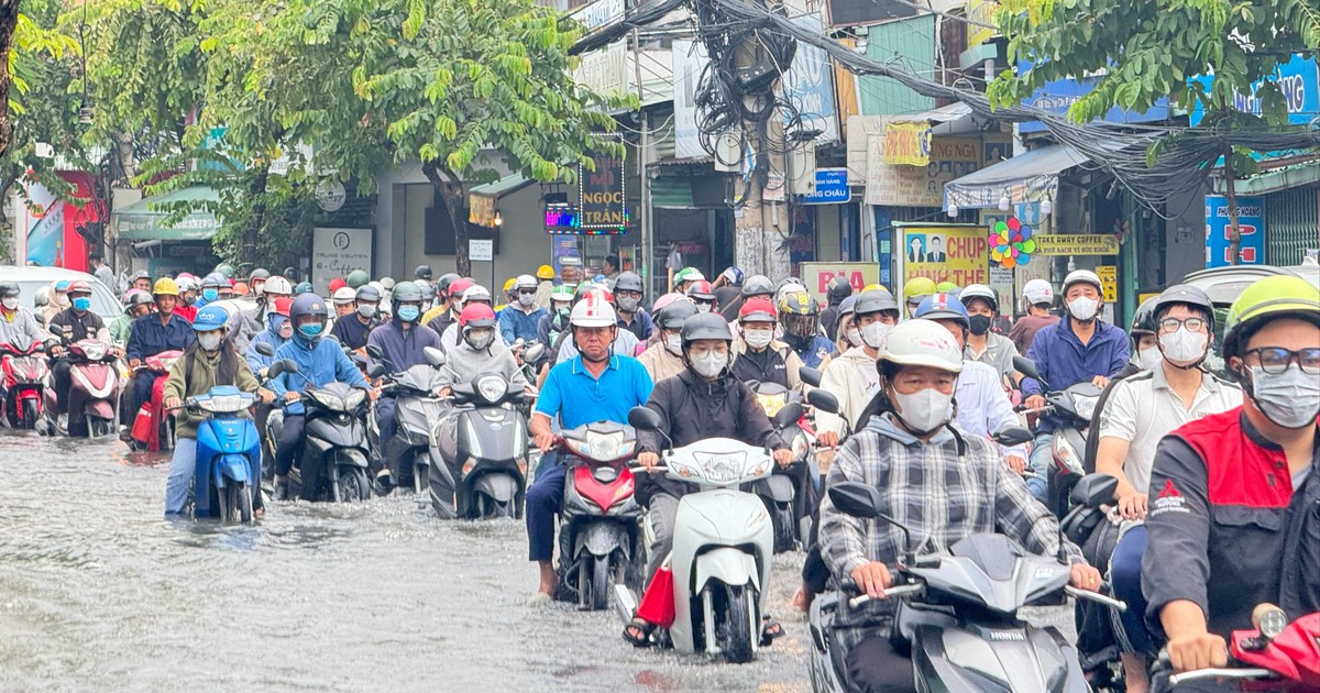 Đường Kha Vạn Cân, TP Thủ Đức ngập sâu từ sáng sớm khiến giao thông hỗn loạn | Báo Pháp Luật TP ...